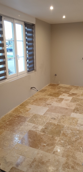 Réalisation d'un sol de salon Travertin Pose Opus - Vente Pierre Naturelle